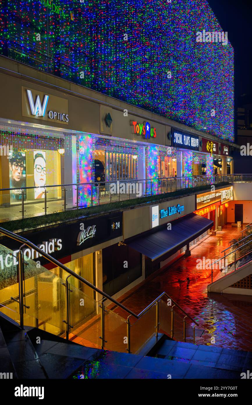 Stores at night on Orchard Road, Singapore Stock Photo - Alamy