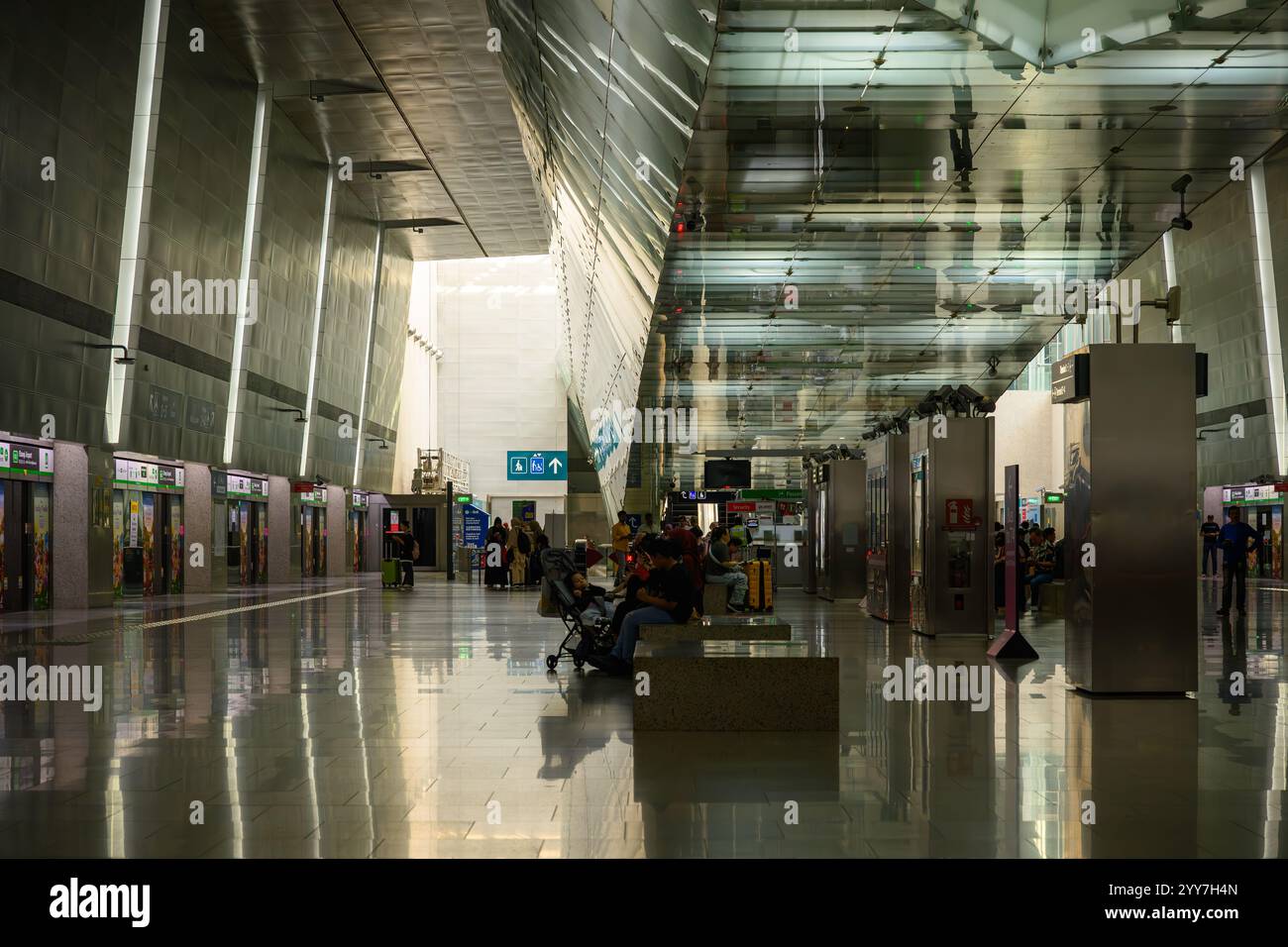 On the platform at Singapore Changi Airport MRT Station Stock Photo - Alamy