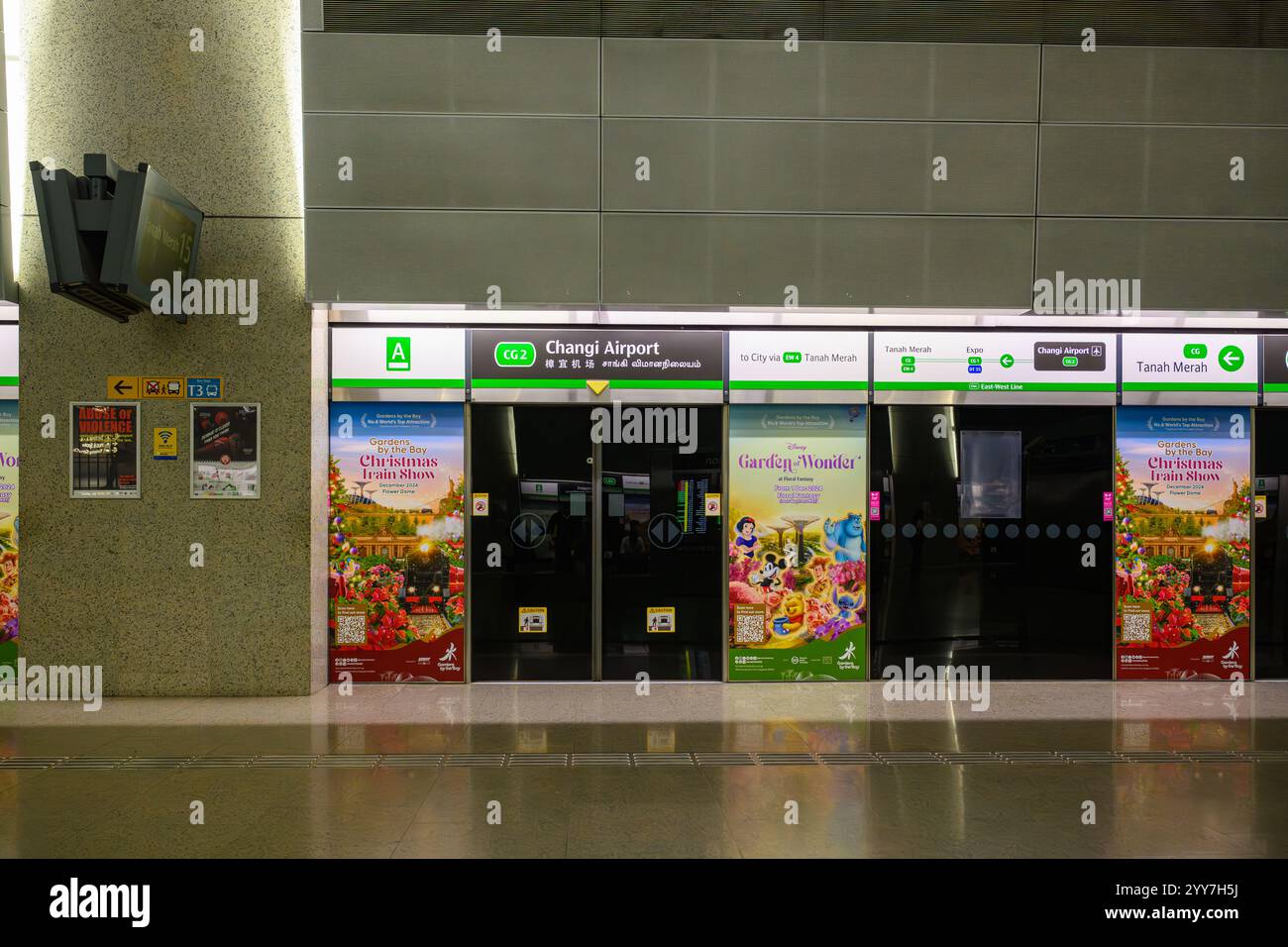 On the platform at Singapore Changi Airport MRT Station Stock Photo - Alamy