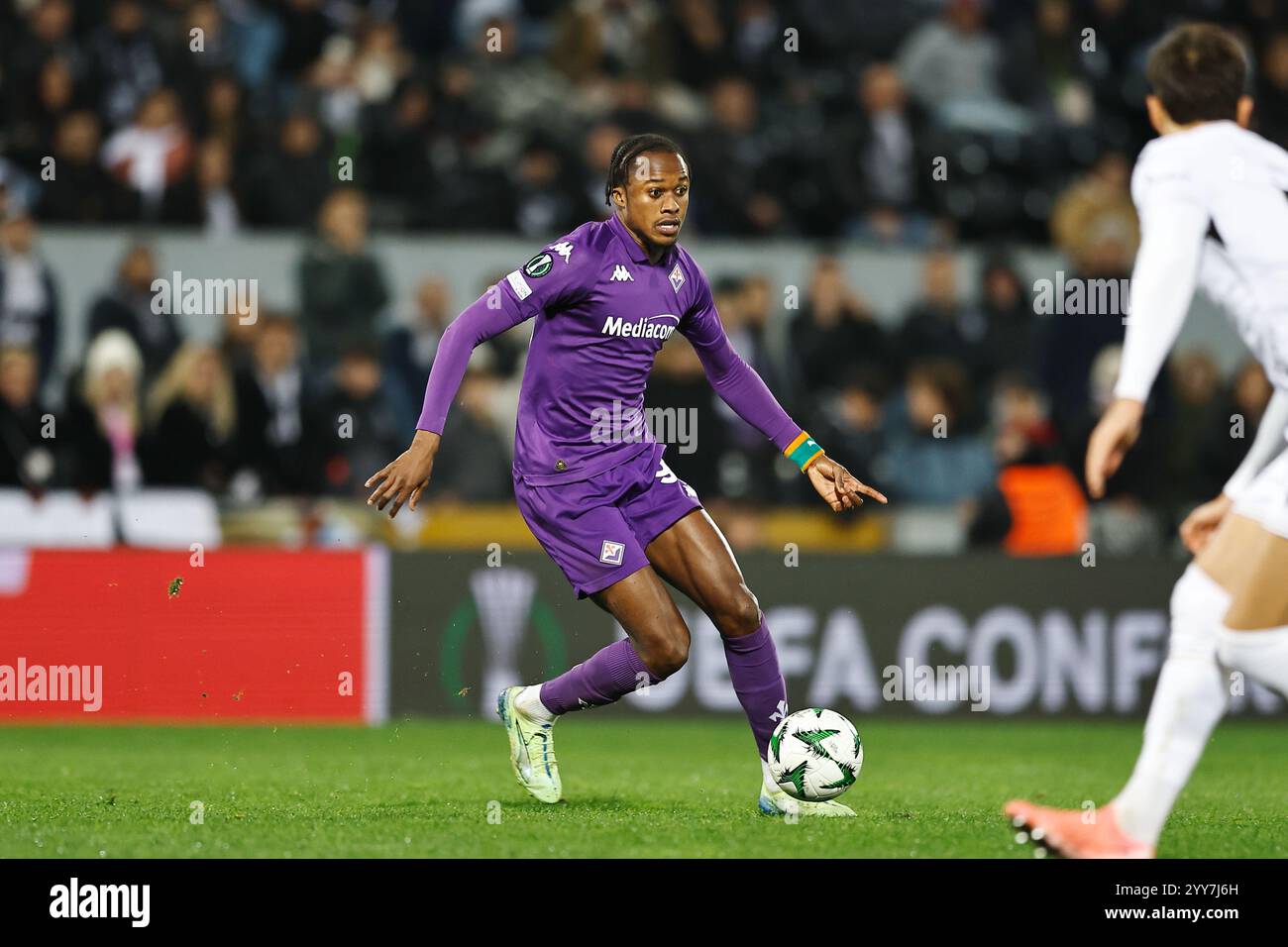 Guimaraes, Portugal. 19th Dec, 2024. Christian Kouame (Fiorentina ...