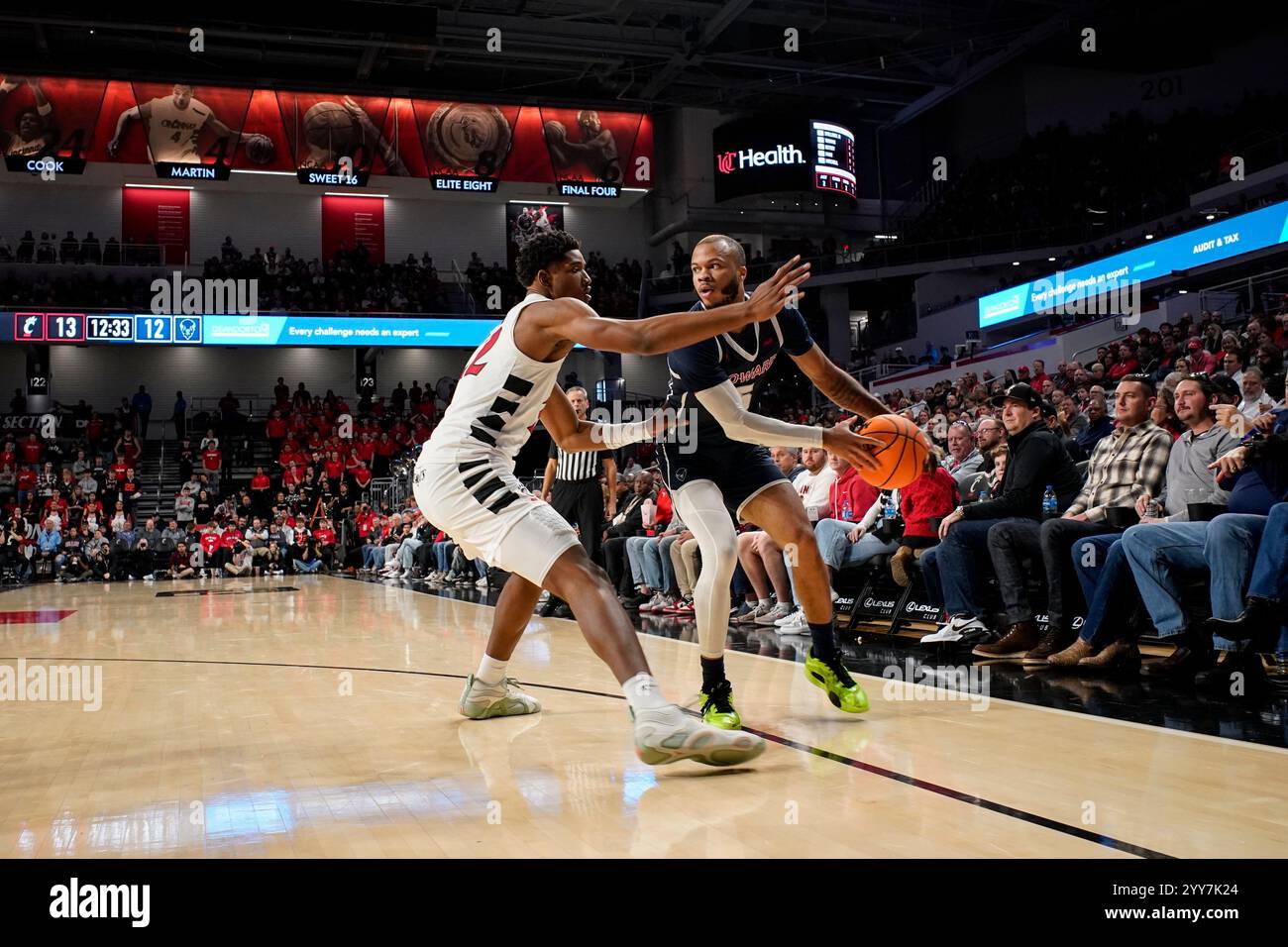 Howard guard Marcus Dockery (5) controls the ball against Cincinnati ...