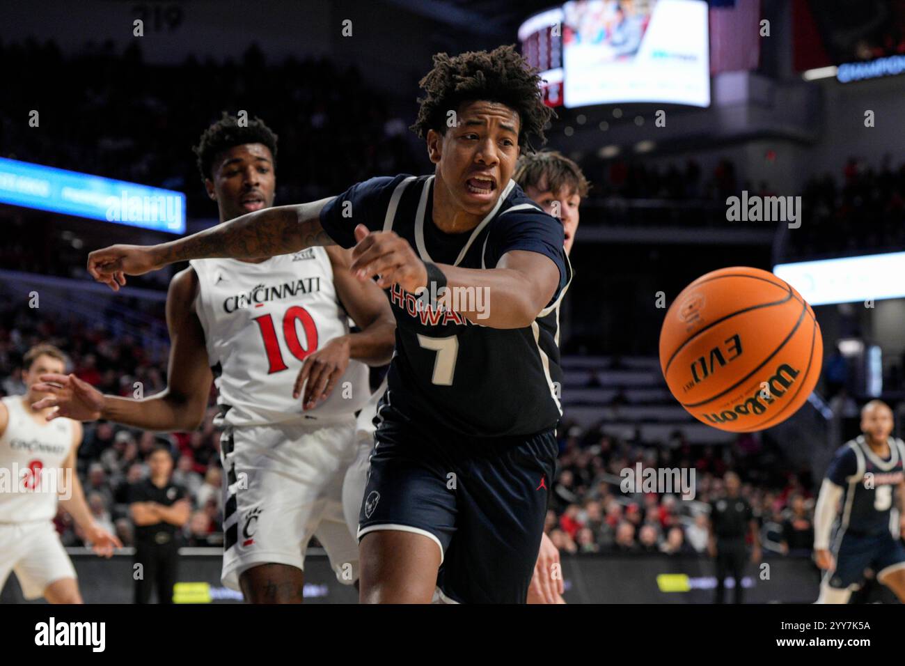 Howard guard Blake Harper (7) battles for a loose ball against ...