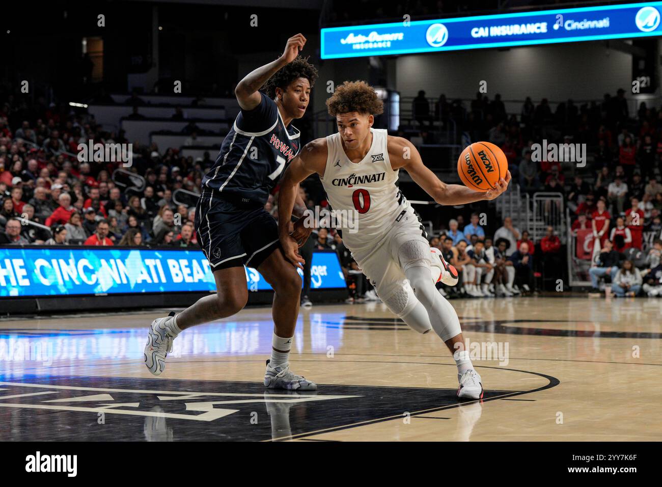 Cincinnati guard Dan Skillings Jr. (0) drives against Howard guard ...