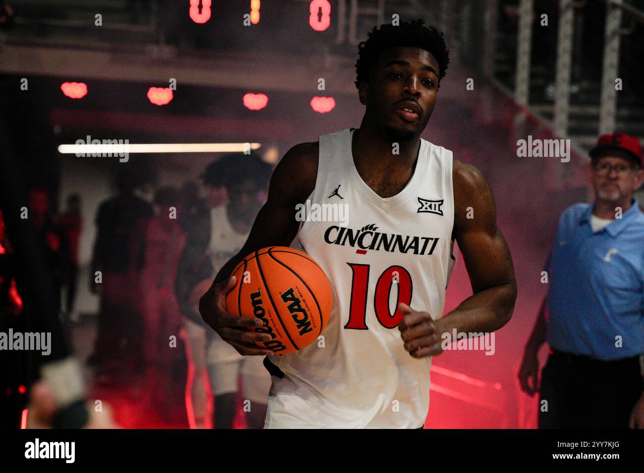 Cincinnati guard Josh Reed (10) jogs onto the court during an NCAA ...