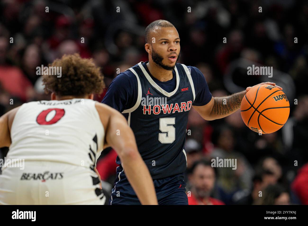 Howard guard Marcus Dockery (5) dribbles against Cincinnati guard Dan ...