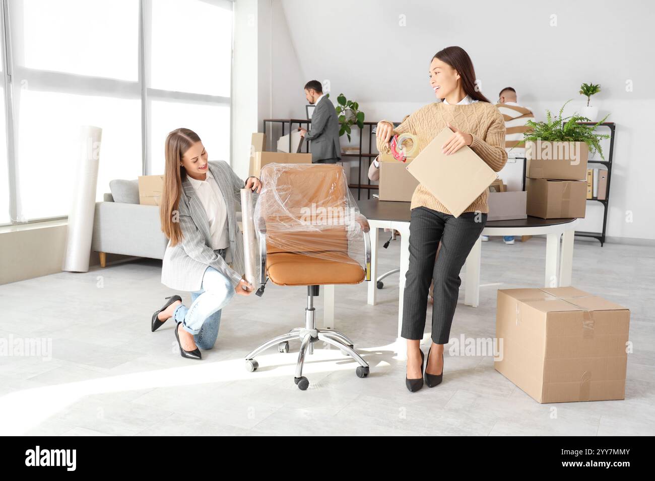 Business people packing things in office on moving day Stock Photo - Alamy