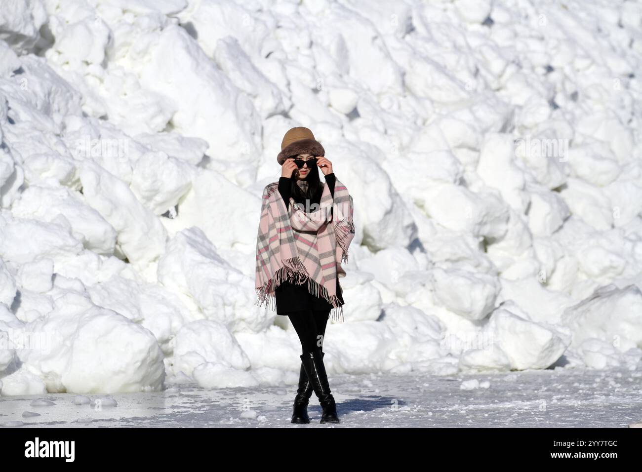 Tourists pose for photos with snow at Beiling Park in Shenyang City ...