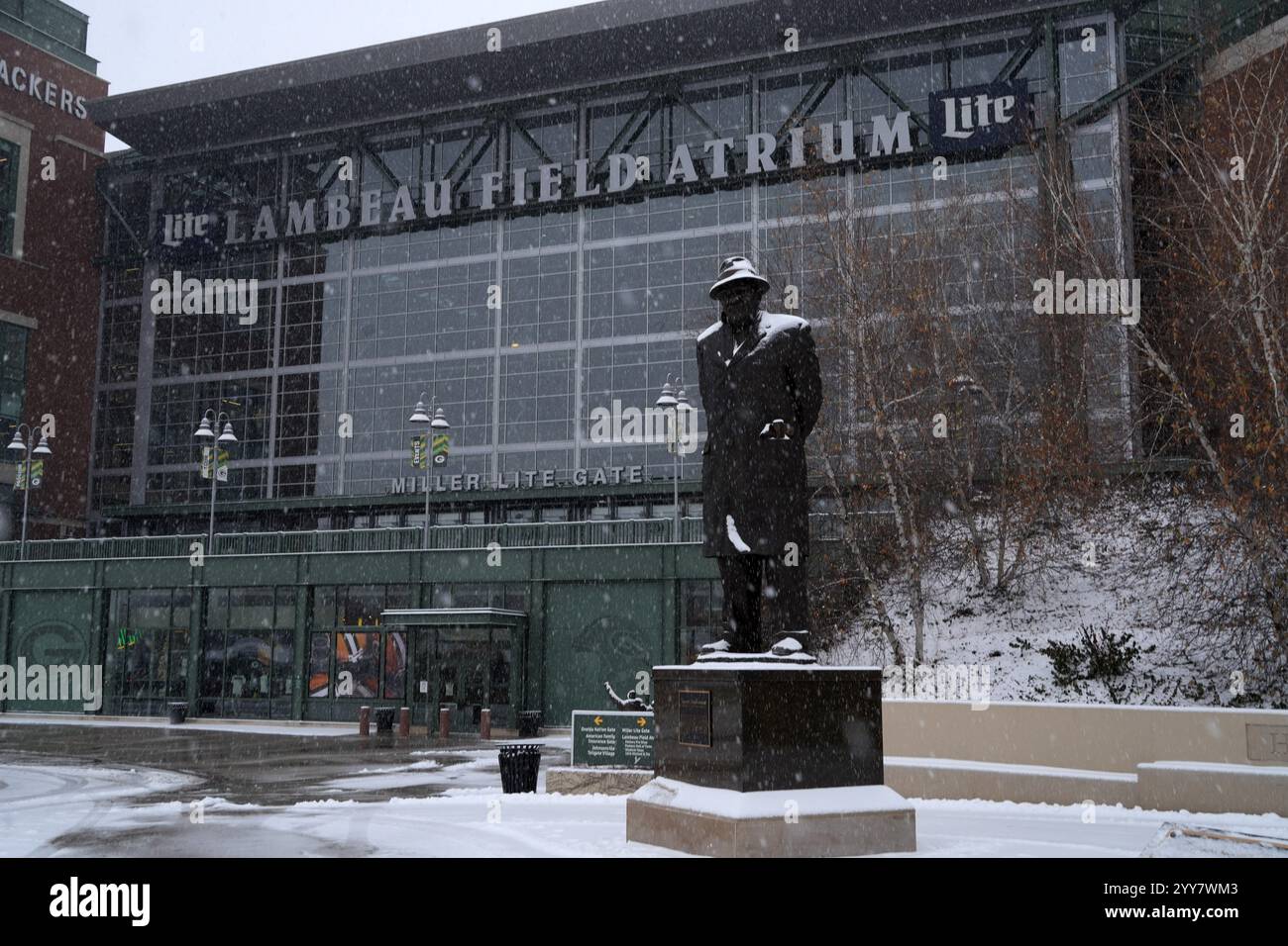 Green Bay, United States. 19th Dec, 2024. A statue of Green Bay Packers ...