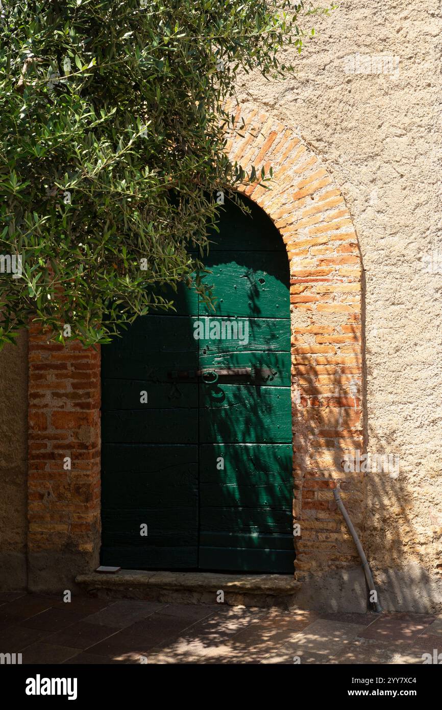 Olive green door hi-res stock photography and images - Alamy