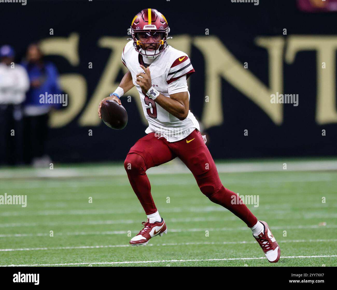 Washington Commanders quarterback Jayden Daniels (5) with the carry at ...