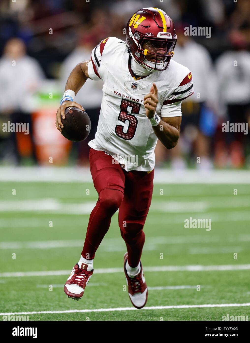 Washington Commanders quarterback Jayden Daniels (5) with the carry at ...