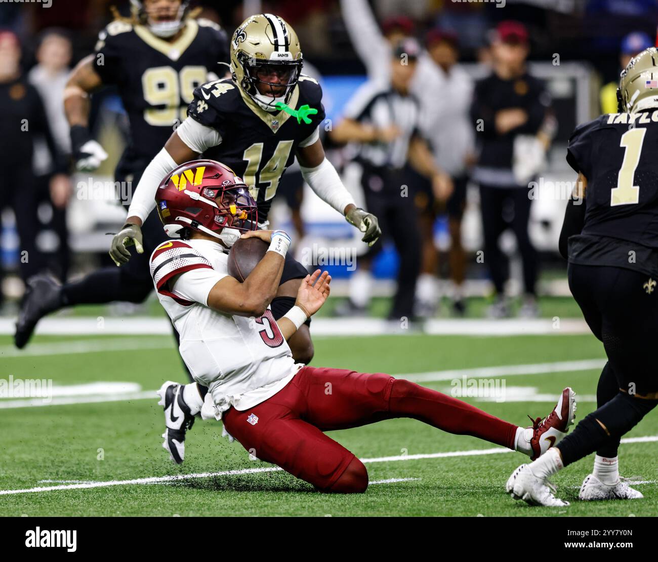 Washington Commanders quarterback Jayden Daniels (5) with the carry ...