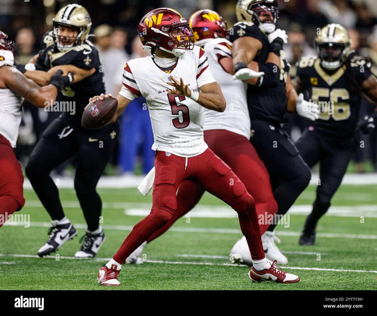 Washington Commanders quarterback Jayden Daniels (5) searches for an ...