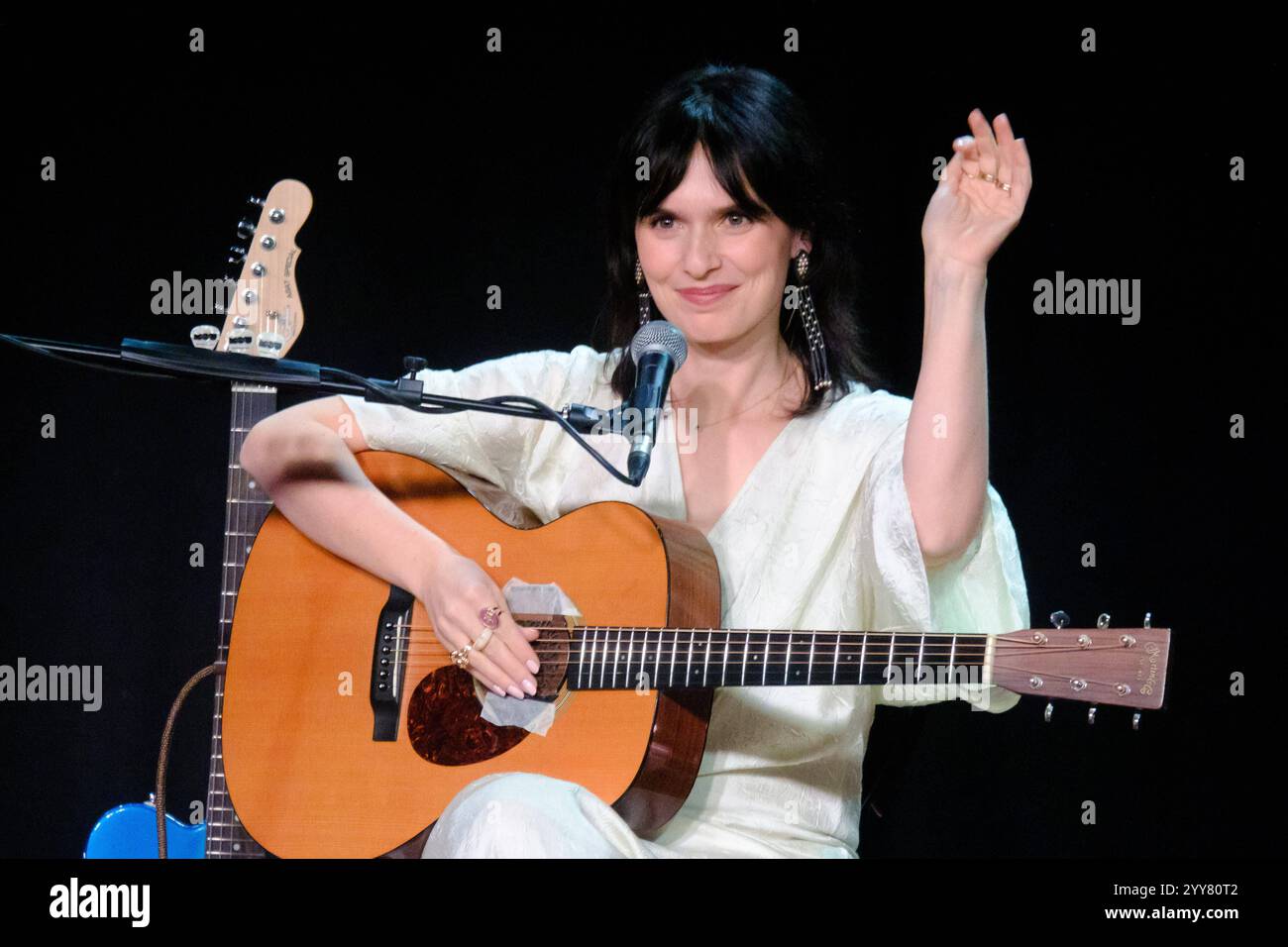 Italian singer Music Concert - Erica Mou - Cerchi Erica Mou Bari Teatro ...