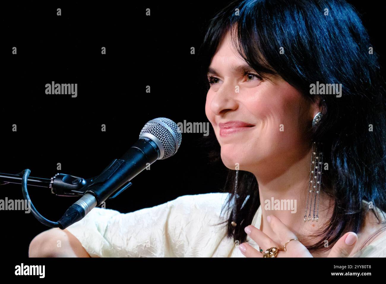Italian singer Music Concert - Erica Mou - Cerchi Erica Mou Bari Teatro ...
