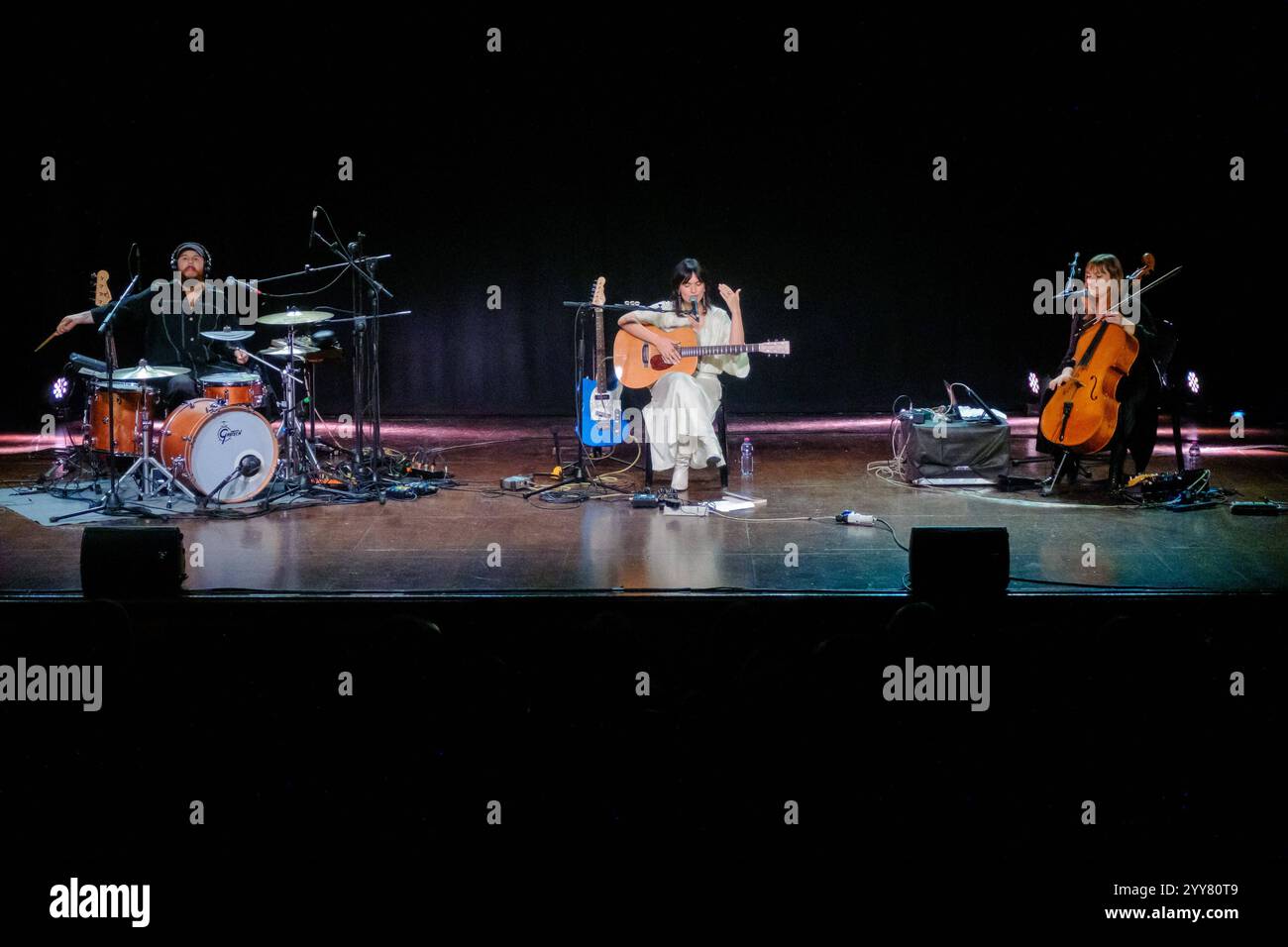 Italian singer Music Concert - Erica Mou - Cerchi Erica Mou Bari Teatro ...