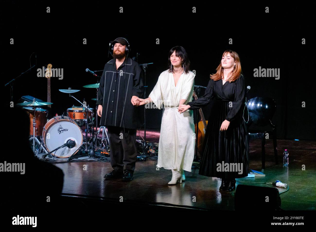 Italian singer Music Concert - Erica Mou - Cerchi Erica Mou Bari Teatro ...