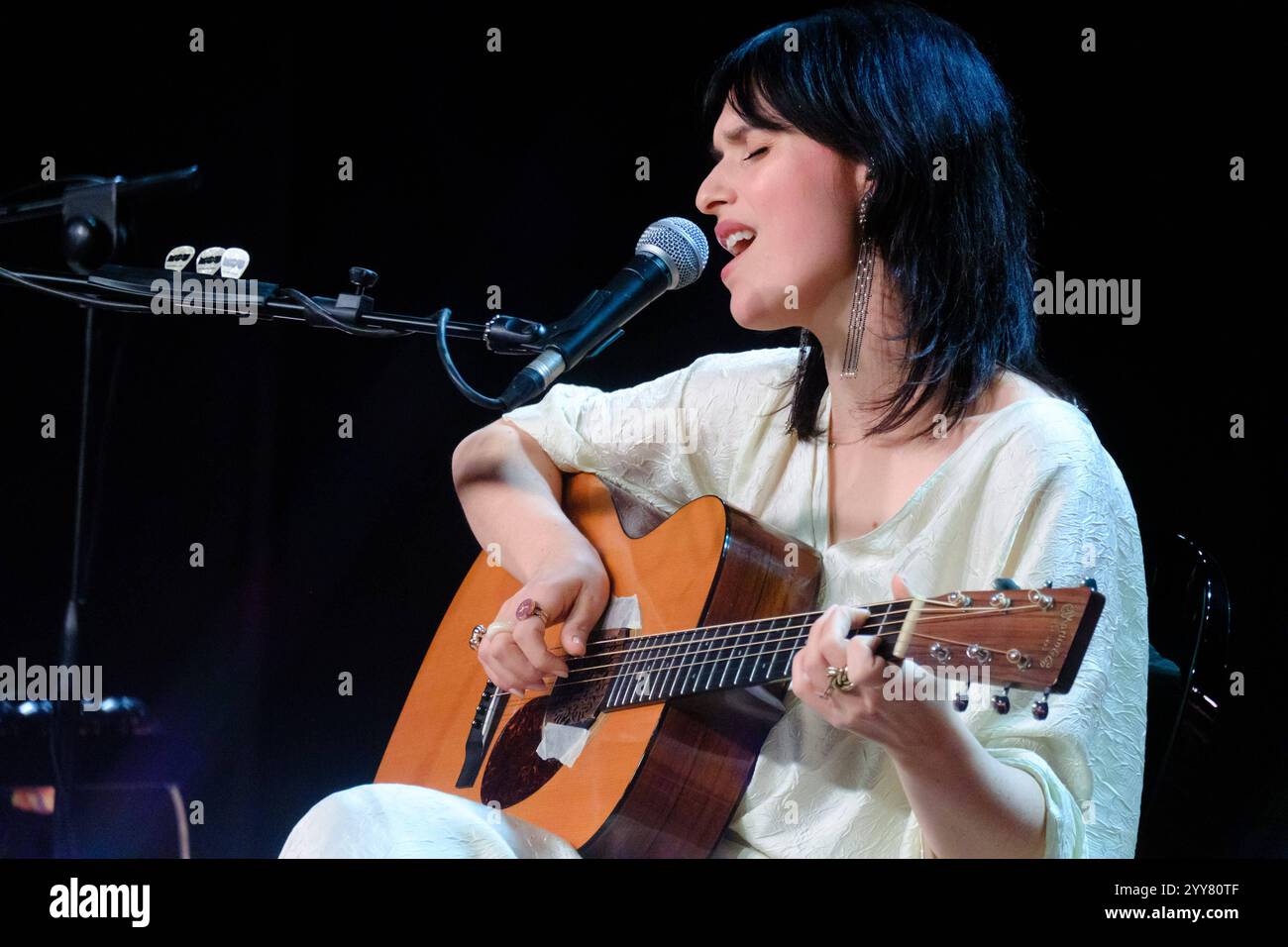 Italian singer Music Concert - Erica Mou - Cerchi Erica Mou Bari Teatro ...