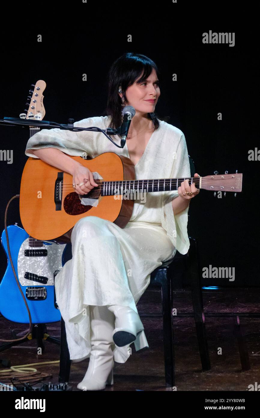 Italian singer Music Concert - Erica Mou - Cerchi Erica Mou Bari Teatro ...