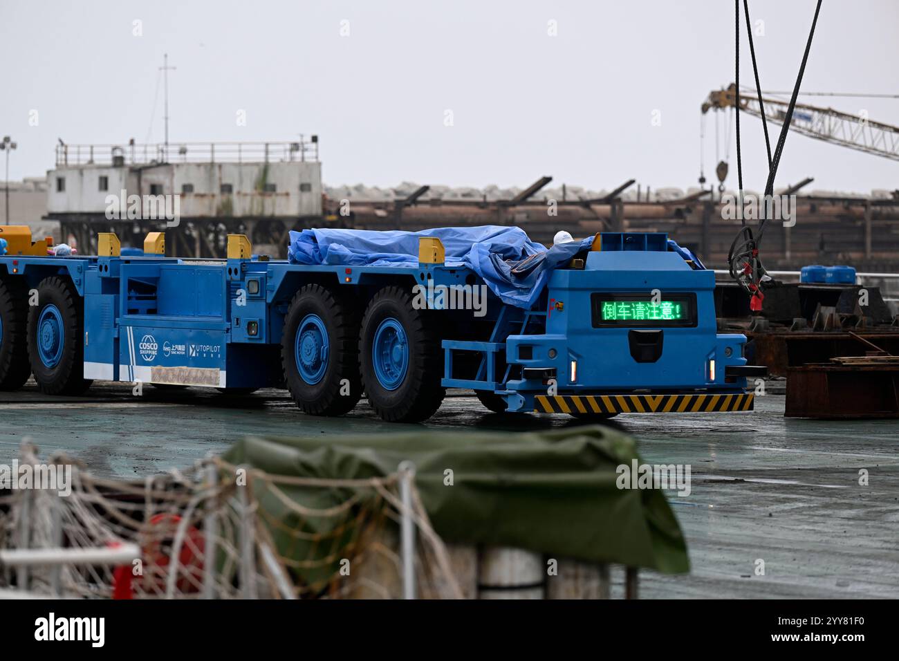 (241220) -- CHANCAY, Dec. 20, 2024 (Xinhua) -- An electric container ...