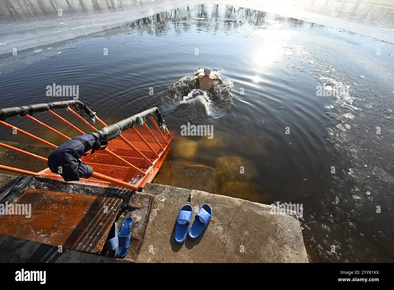 Winter swimming enthusiasts dive into the icy water in Shenyang City ...