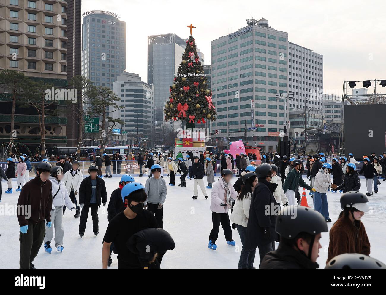 20th Dec, 2024. Seoul Square ice rink returns ahead of Christmas ...