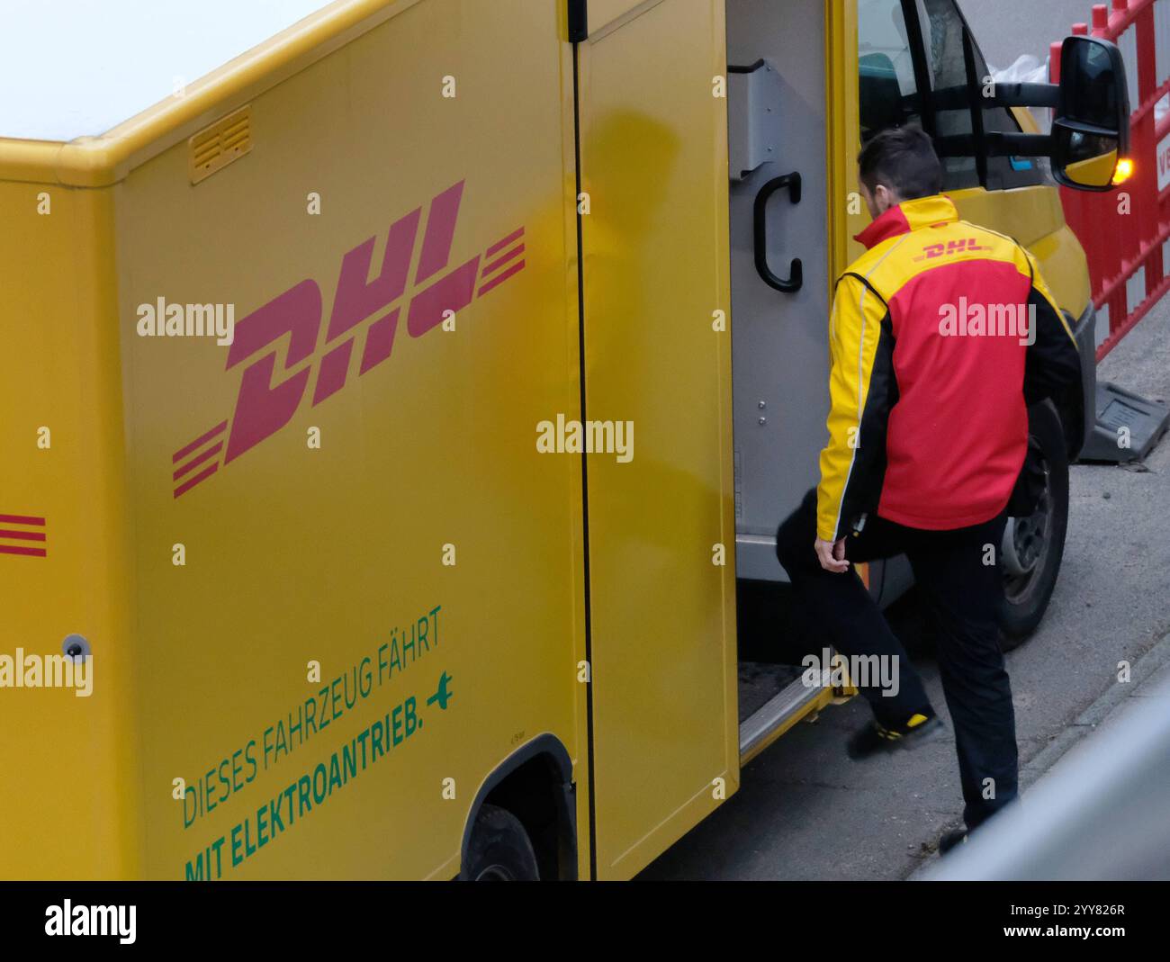 DHL Paketfahrer bei der Auslieferung. DHL *** DHL parcel driver ...