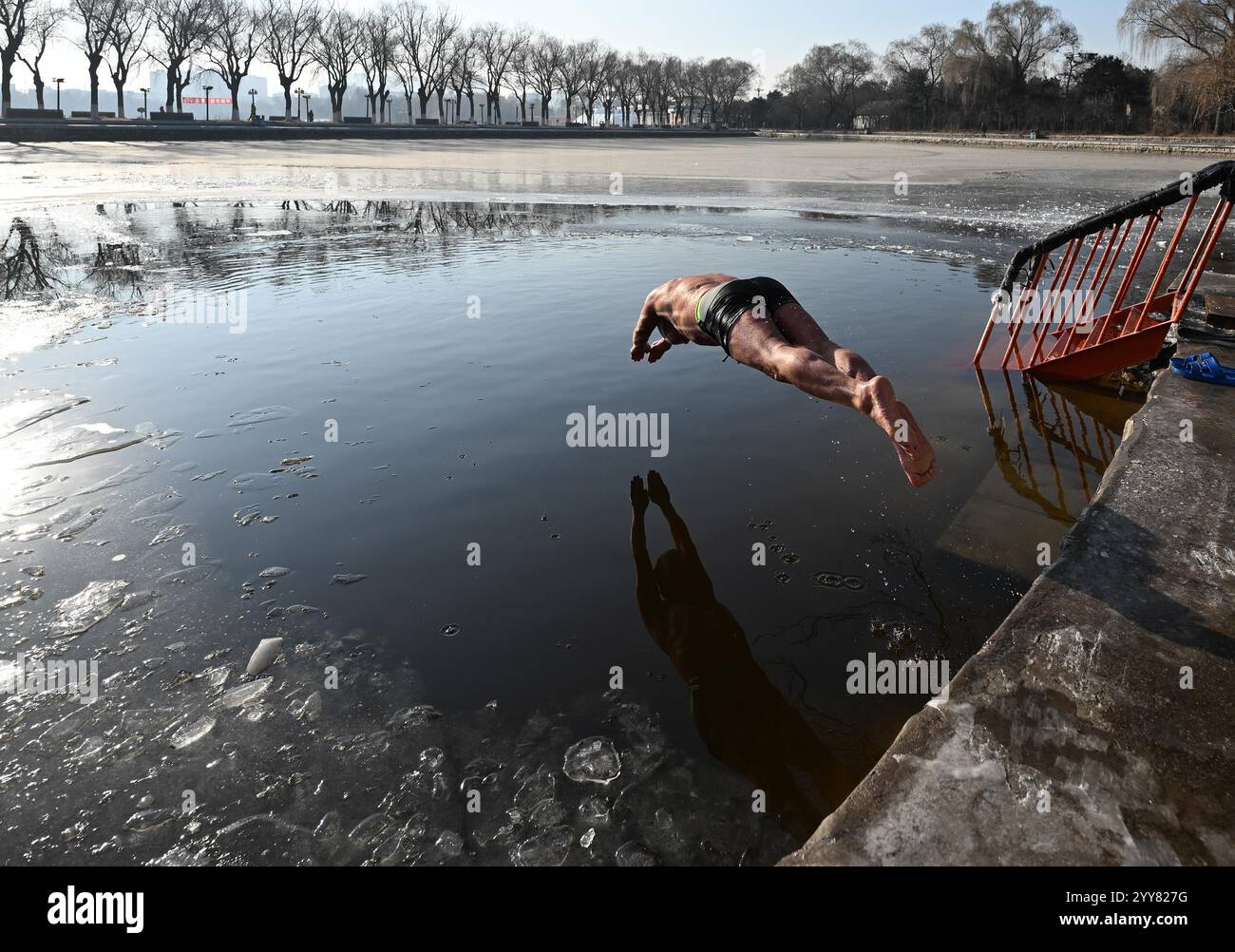 Winter swimming enthusiasts dive into the icy water in Shenyang City ...