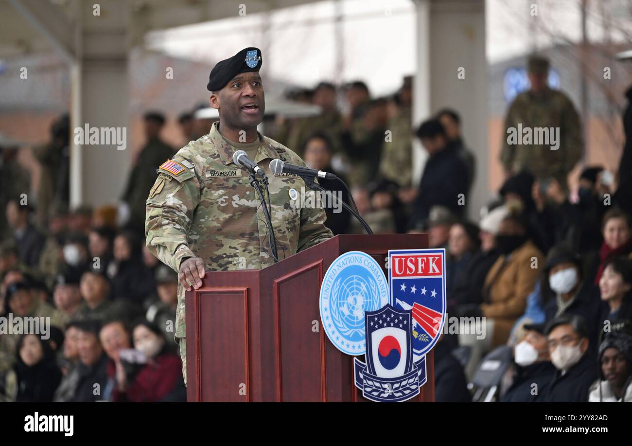 Incoming commander Gen. Xavier Brunson speaks during a change-of ...