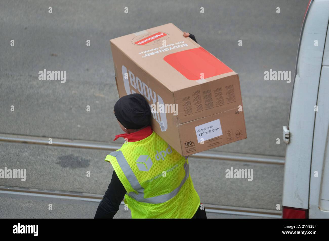 DPD Paketfahrer bei der Auslieferung. DPD *** DPD parcel driver ...