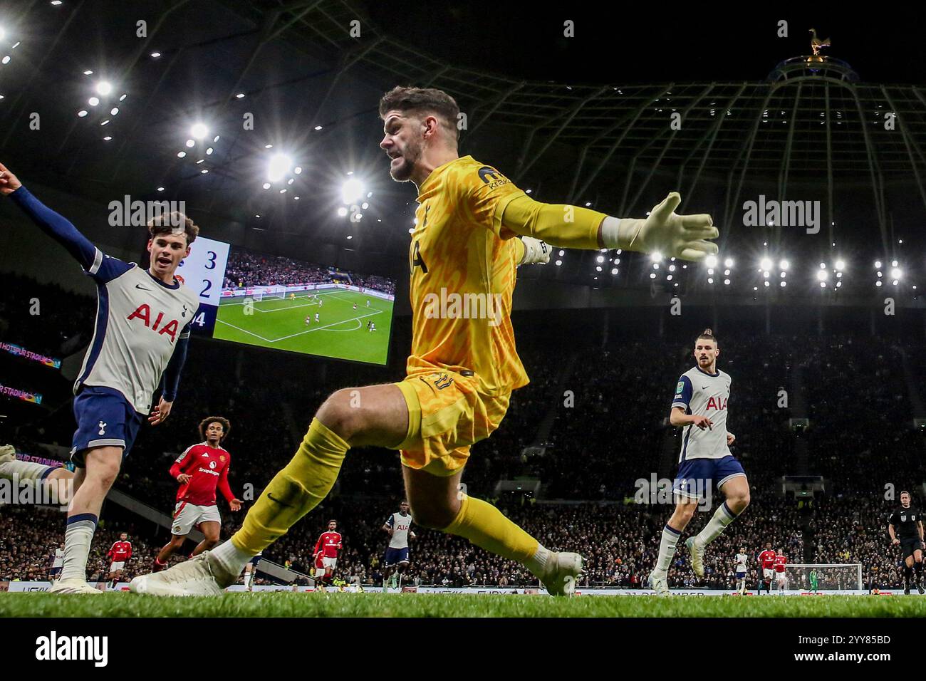 London, UK. 19th Dec, 2024. Tottenham Hotspur goalkeeper Fraser Forster ...