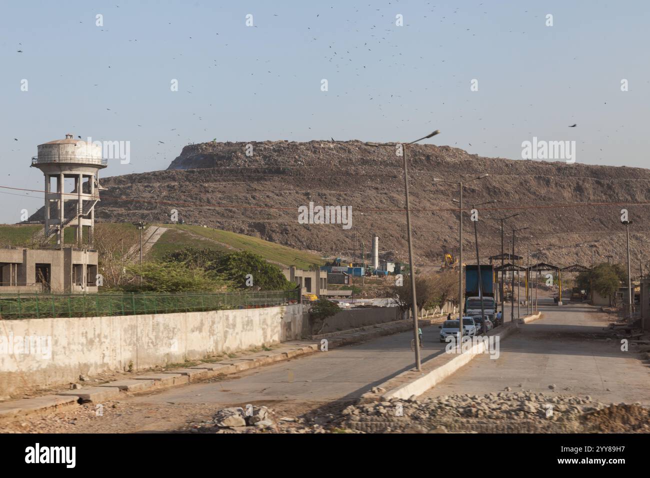 India garbage mountain hi-res stock photography and images - Alamy