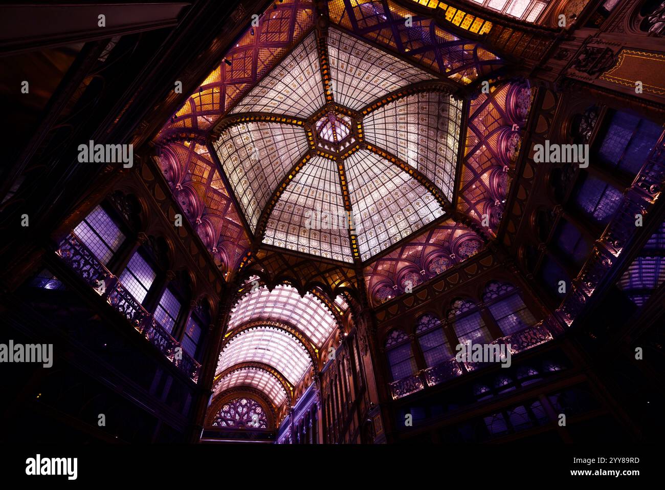 Párisi Udvar, Shopping Arcade, art nouveau, Ungarn, Budapest ...