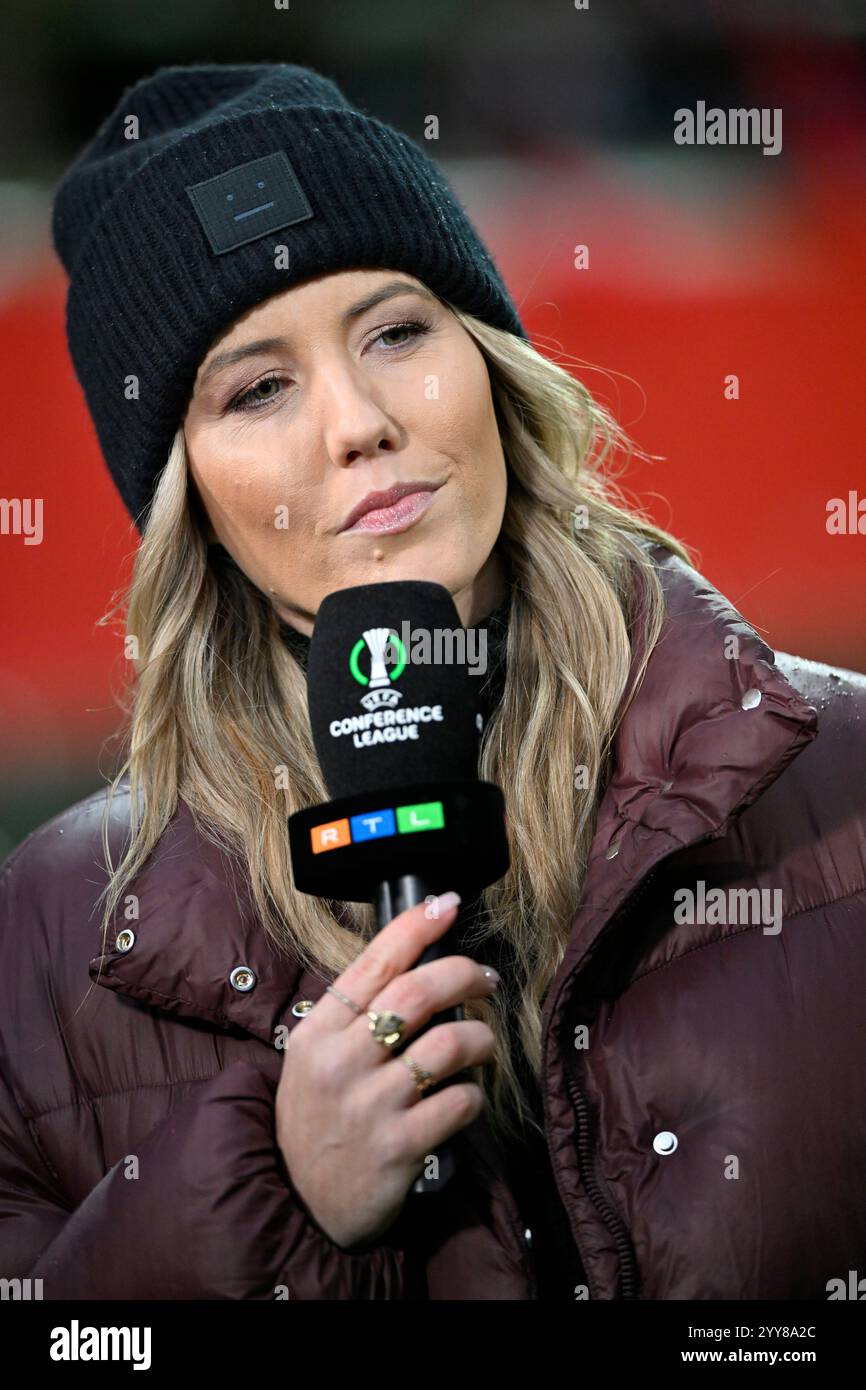 RTL Reporterin Moderatorin Laura Papendick Portrait im Interview Mikrofon Mikro Logo 1. FC ...