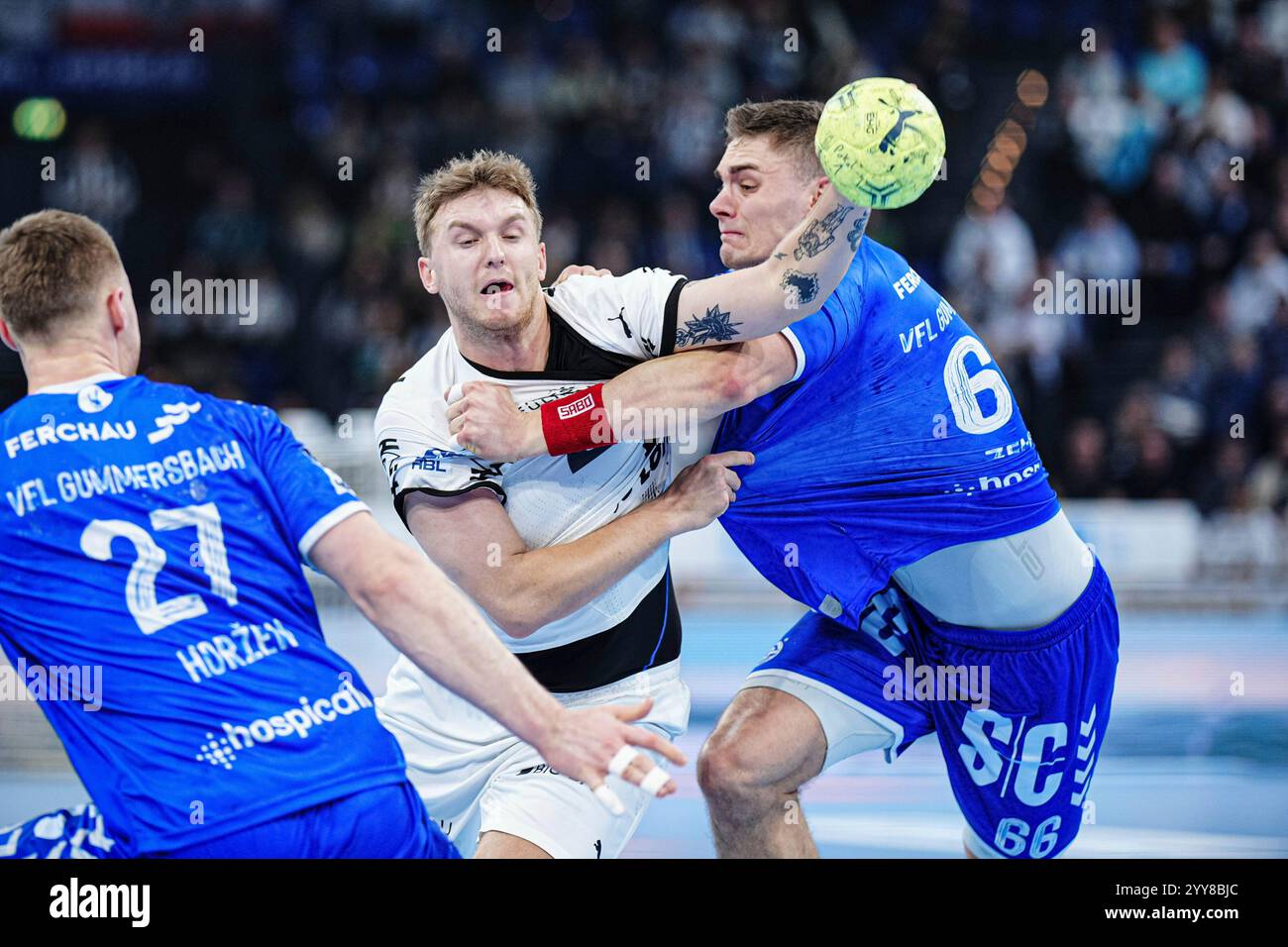 Kiel, Deutschland. 19th Dec, 2024. Emil Wernsdorf Madsen (THW Kiel, #45 ...