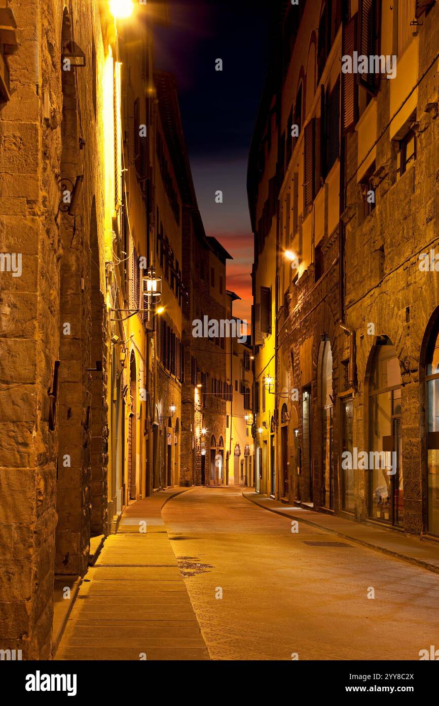 Ancient alleyway in Firenze (Tuscany, Italy) at night Stock Photo - Alamy