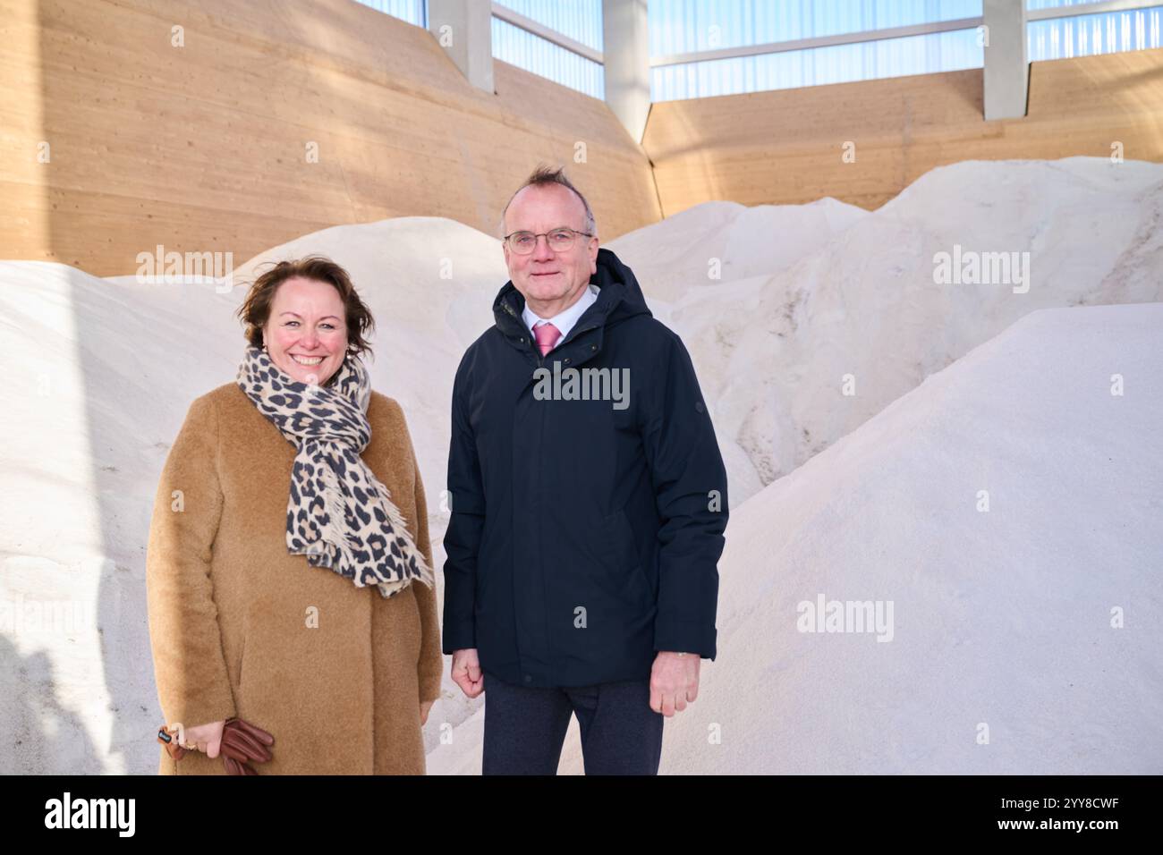 Brieselang, Germany. 20th Dec, 2024. Ina Bartmann (CDU, l), State ...