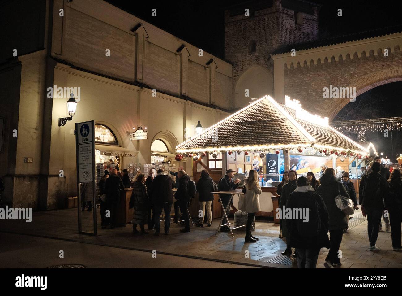 Beleuchteter Essenstand am Weihnachtsmarkt Sendlinger Tor ...