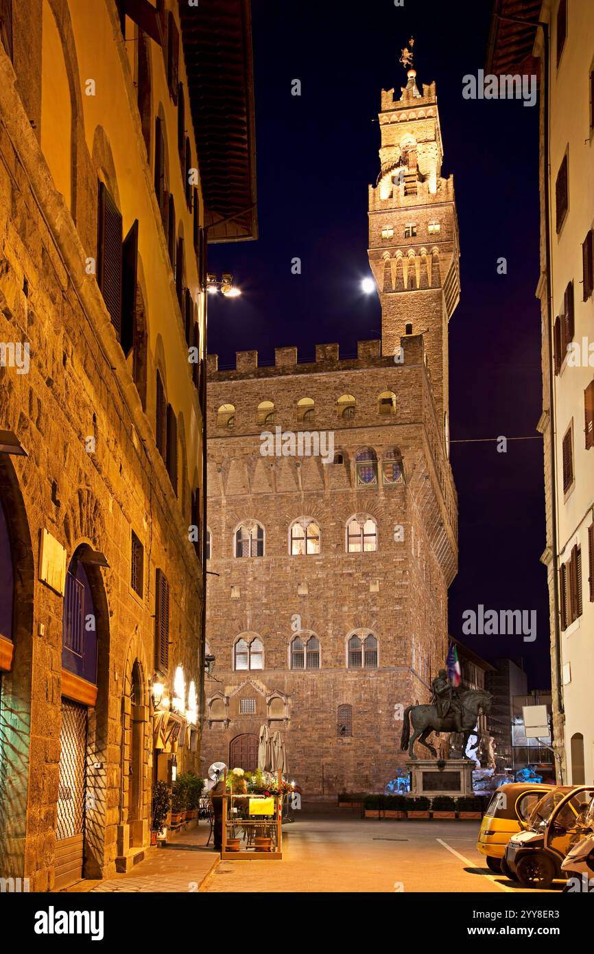 Night street scene in firenze hi-res stock photography and images - Alamy