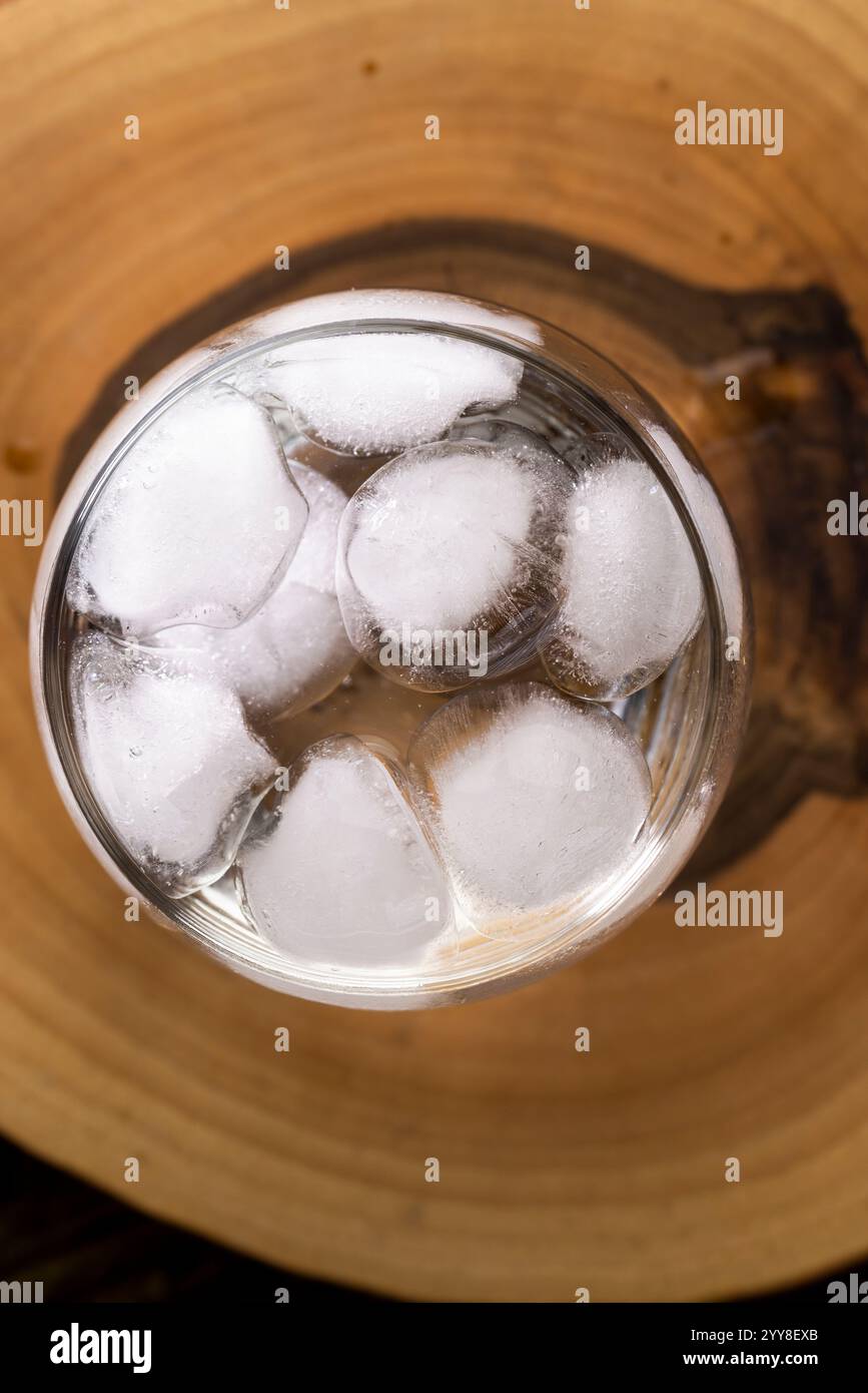 glass with ice and sparkling water, cold mineral water with a lot of gases and bubbles Stock ...