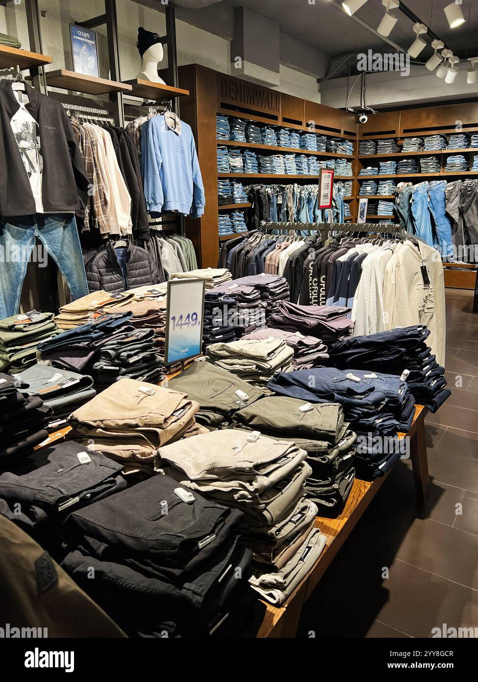 Clean well lit store layout hi-res stock photography and images - Alamy