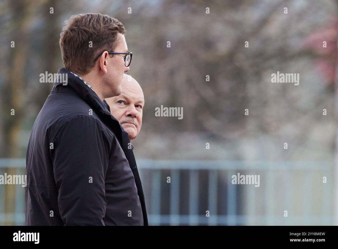 20 December 2024, Berlin: Federal Chancellor Olaf Scholz (r, SPD ...
