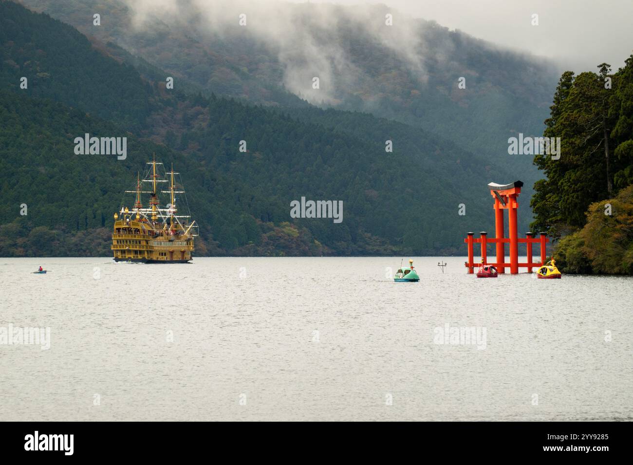 Peace torii gate water red hi-res stock photography and images - Alamy