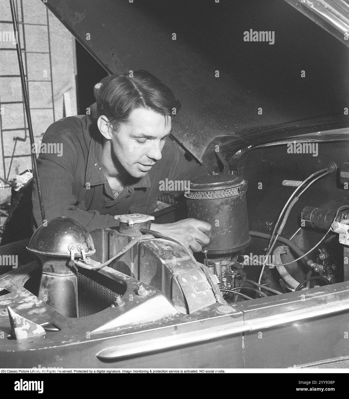 Vintage mechanic garage hi-res stock photography and images - Alamy
