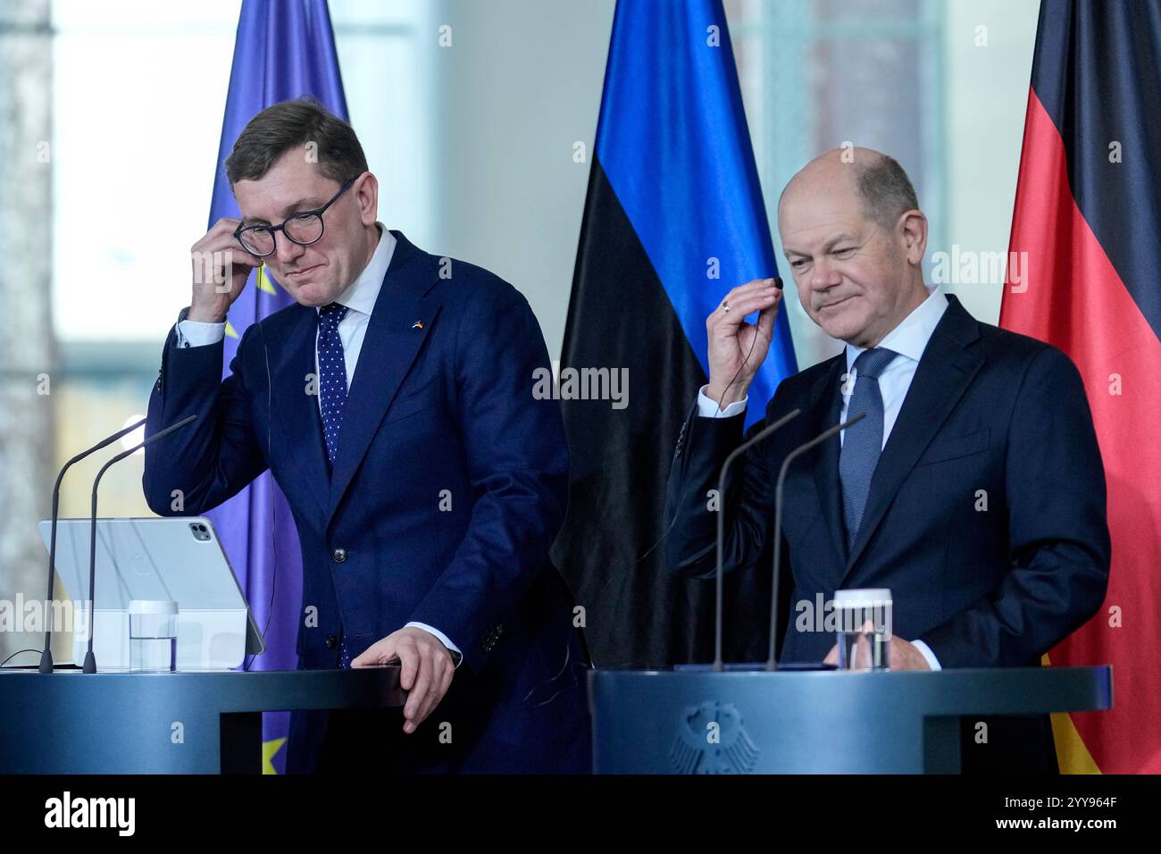 German Chancellor Olaf Scholz, right, and Estonian Prime Minister ...