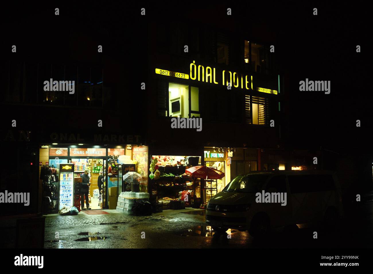 Street corner night hi-res stock photography and images - Alamy