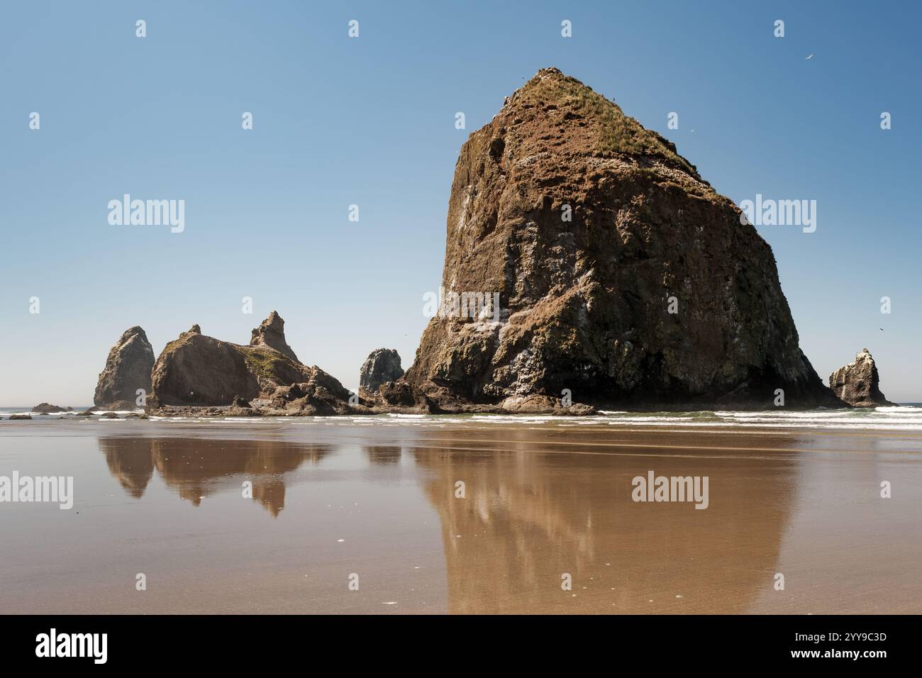 Haystack Rock at Cannon Beach, Oregon Stock Photo - Alamy