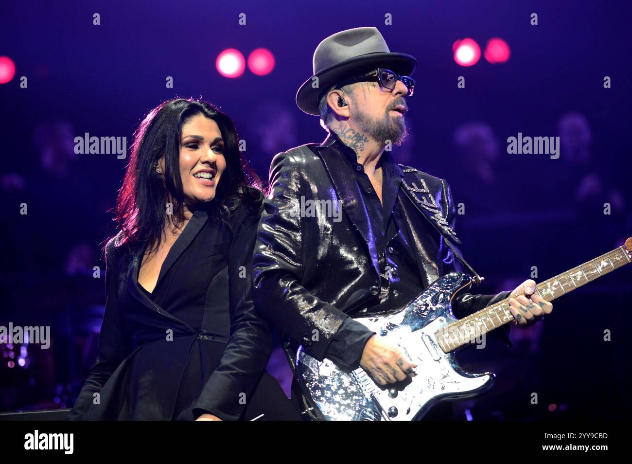 Alexandra Arrieche und Dave Stewart von den Eurythmics live bei der 30 ...