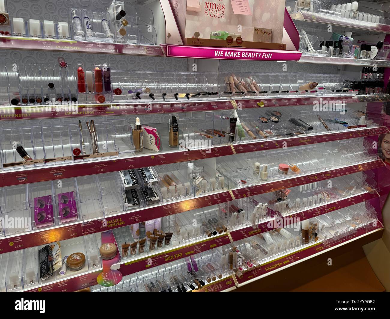 Fast leeres Kosmetikregal in einer Drogerie *** Almost empty cosmetics ...