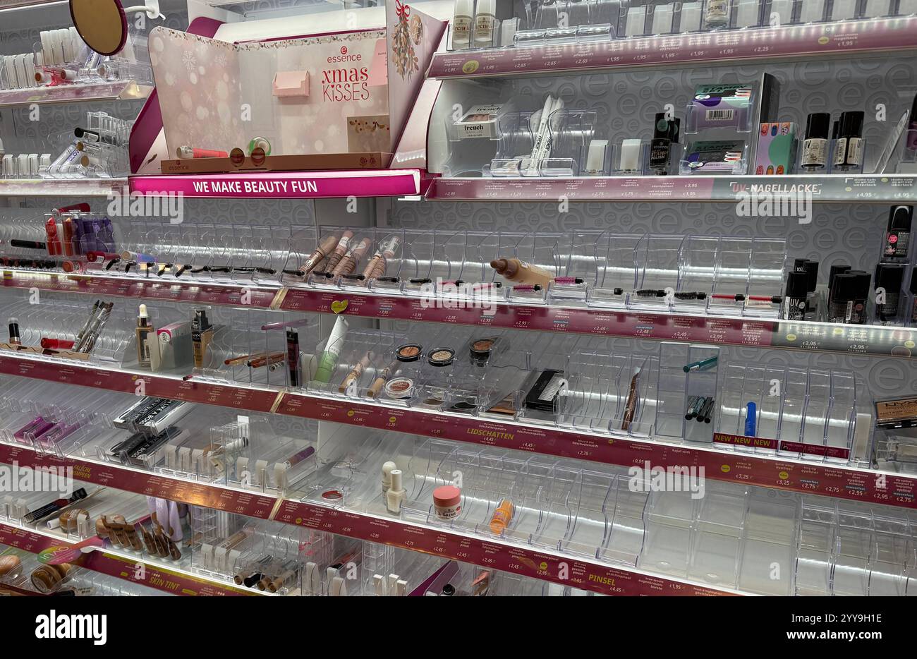 Fast leeres Kosmetikregal in einer Drogerie *** Almost empty cosmetics ...